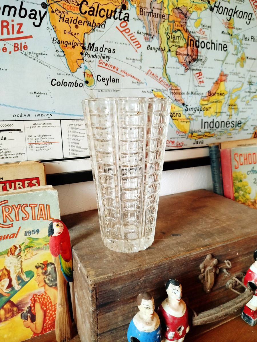 Vase ancien verre chevron ciselé – Style Art déco – Luckyfind